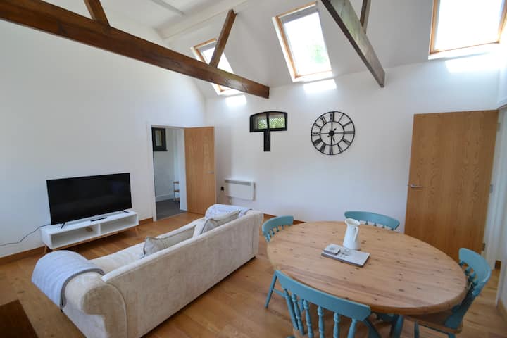 1 Bed Flat Located On Beautiful Country Estate - 호셤