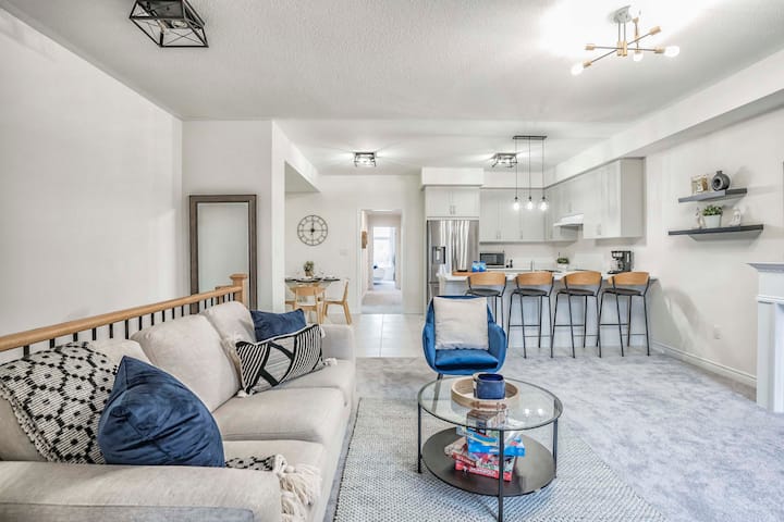 Spacious Newly Built Pickering Family Home - Pickering