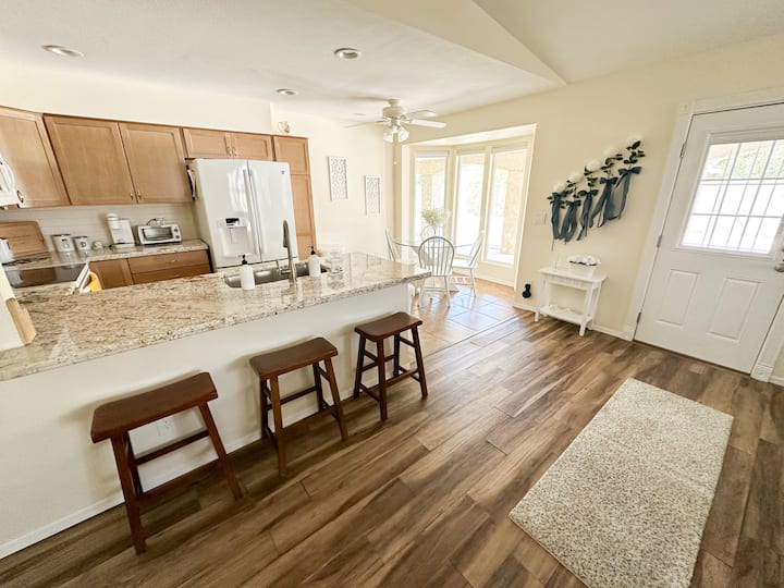 Charming Home With 86” Tv, Backyard & Office - Glendale, AZ