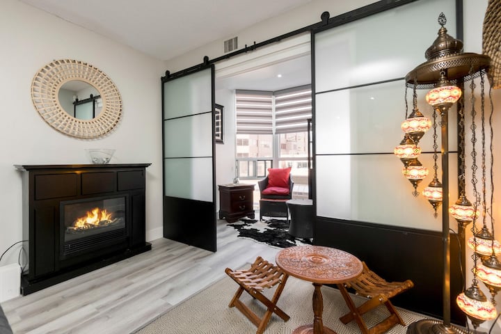 2 Bed, 2 Bath And Den In The Heart Of Mississauga - Mississauga