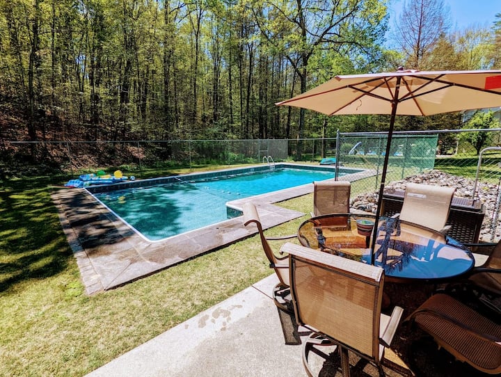 Queensbury Family Getaway. 3 Bedrooms With A Pool. - 6 Flags Queensbury Amusement Park