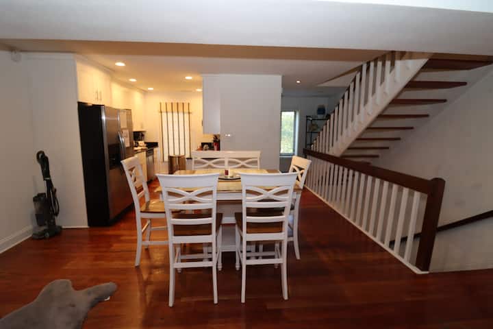 Beach Luxury Townhouse - Virginia Beach, VA