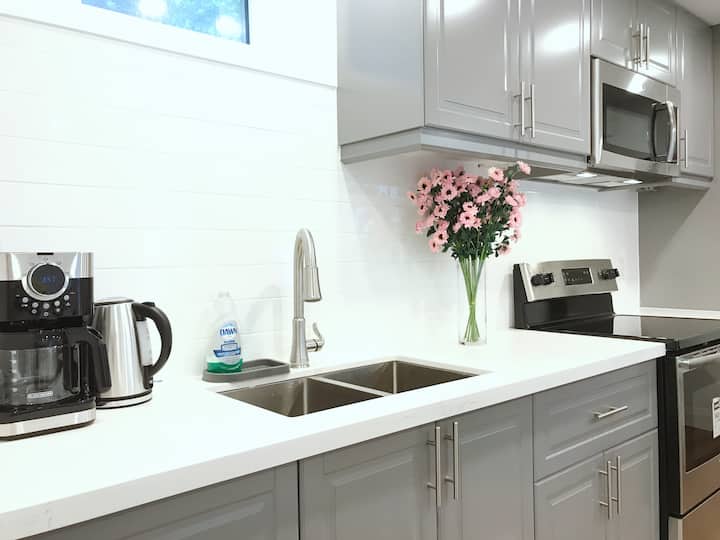 *Lawrence Park-basement Apt 2br/2bth Near Lawr Stn - Toronto