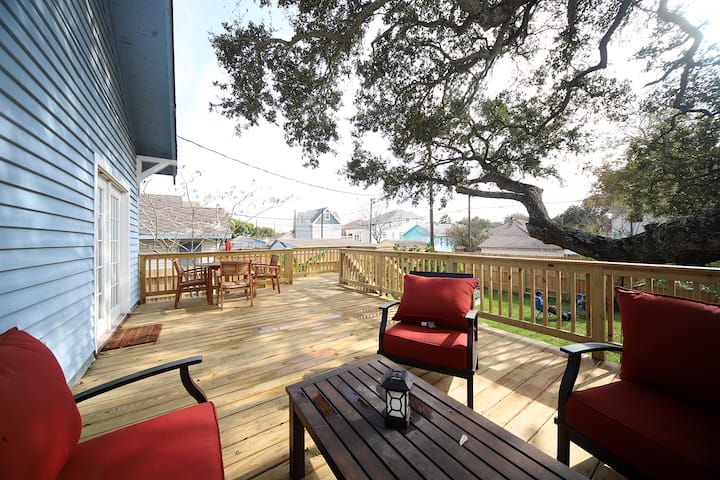 Coastal Cottage W/ Private Yard + Fresh Eggs - Beach Access, Galveston