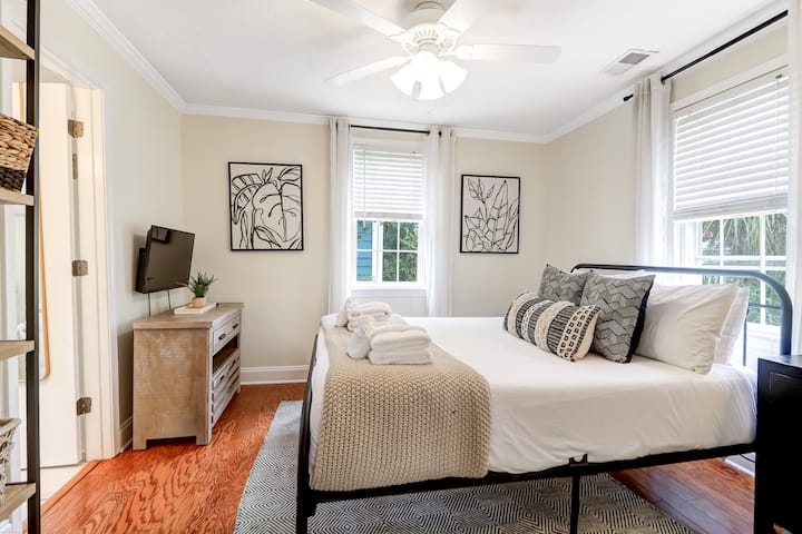 Pet-friendly Downtown Condo|steps To Musc & King - Charleston, SC