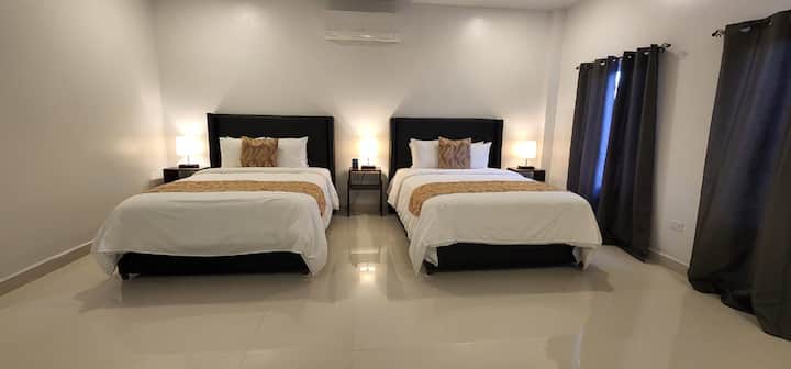 Large Double Bedroom With Great Wide Space. - 貝里斯