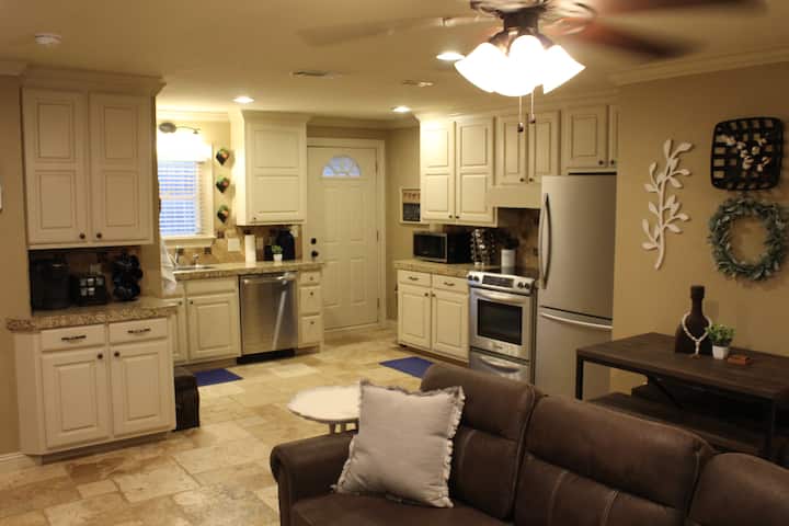 Spacious One Bedroom 2 Miles From Texas Tech! - Lubbock, TX