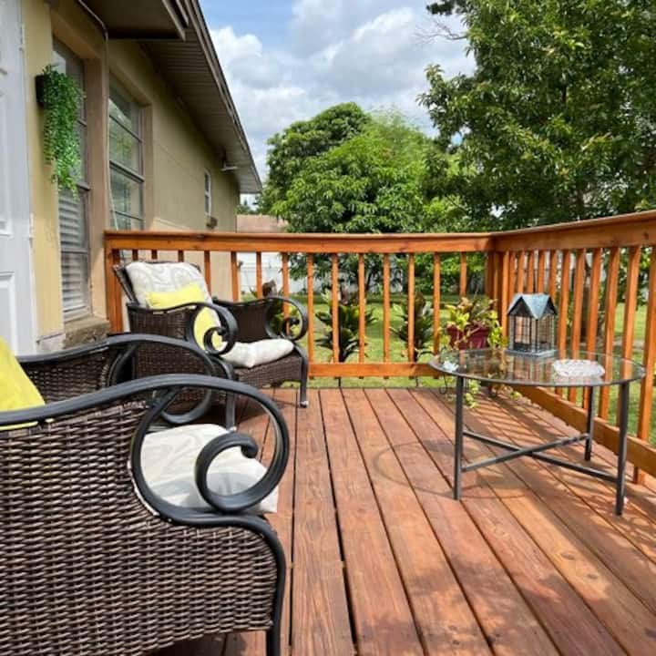 New Entire Private Duplex. 2br With Deck. - Tampa, FL