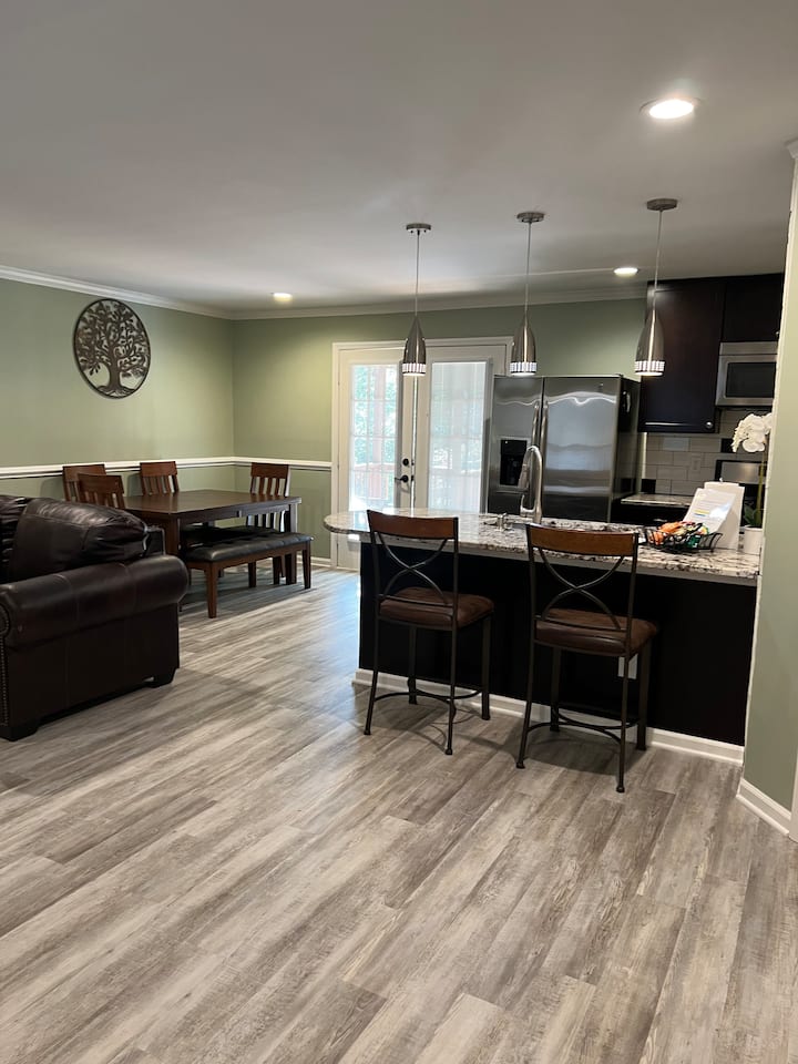2-story Townhouse With King Size Bed - Raleigh, NC