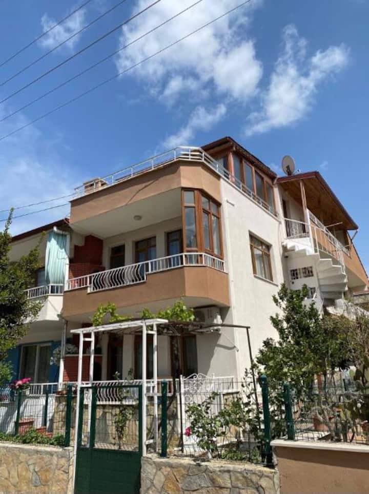 Nezuşun Evi,rahat Huzurlu Ve Veranda Olanağı Olan - Burhaniye