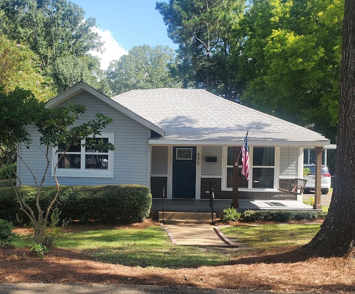 Spacious, Historic Downtown Bungalow.   Sleeps 10! - Tupelo, MS
