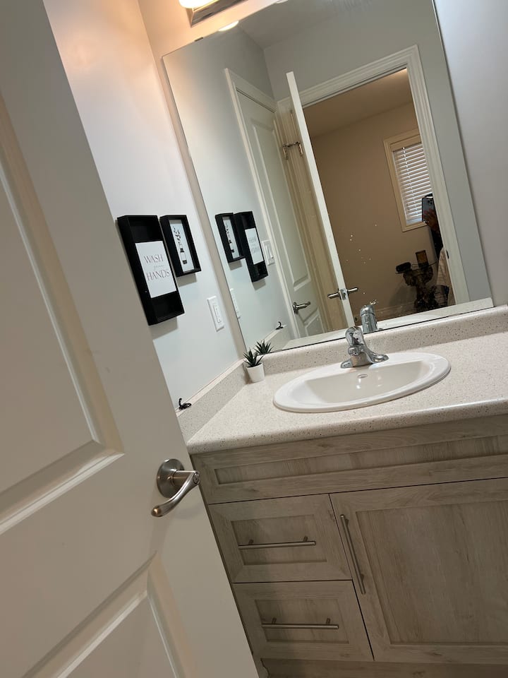 Beautiful 1 Bedroom In Townhouse , Free Parking. - Fort Erie