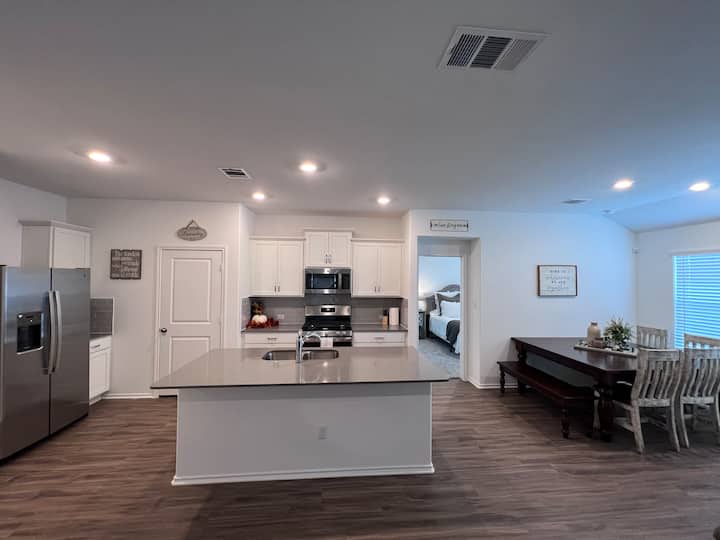 New 3 Bed 2 Bath Pet Friendly, 4 Min To Food/shop - Bastrop, TX