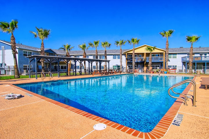 Captains Quarters- Large Pool | Boardwalk To Beach - Port Aransas, TX