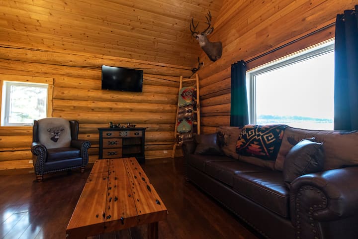 Cozy Country Cabin With Private Land Access - Alberta