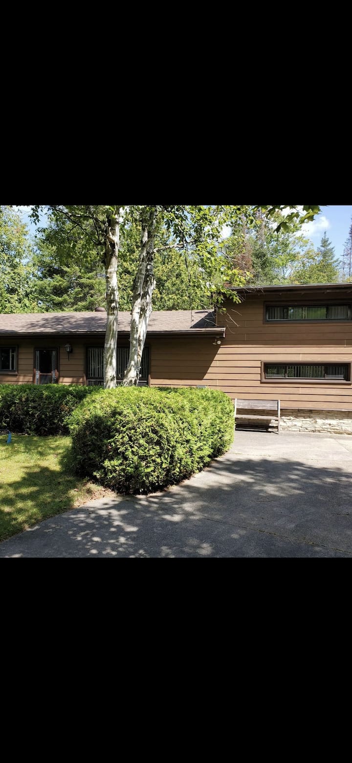 Bright 3 Bedroom Cottage Minutes From The Beach. - Sauble Beach