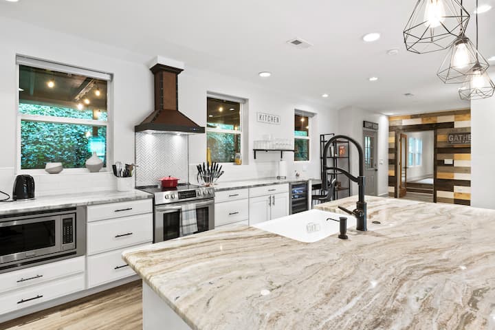 The Designer's Chic Haus - Fort Loudoun Lake, TN