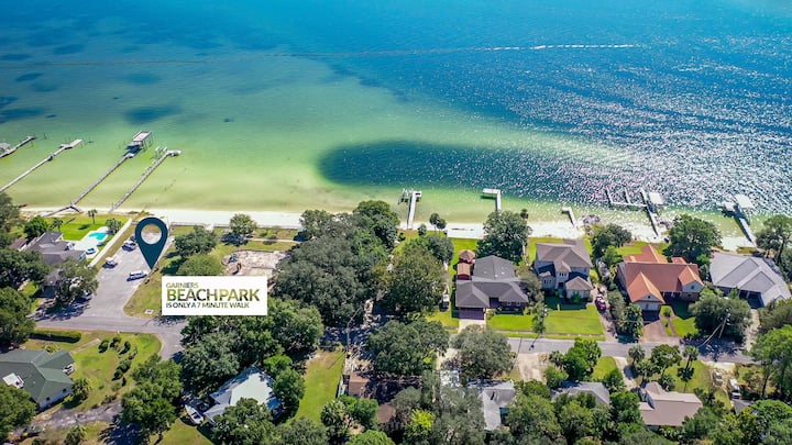 Beachside Escape: Movie Room+private Backyard+fun - Fort Walton Beach, FL