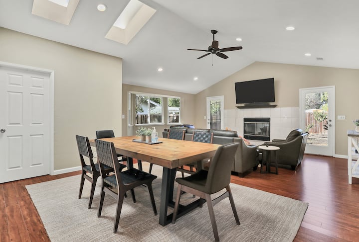 Livermore's Best: Spacious Home · Workspace · Tv - Livermore, CA