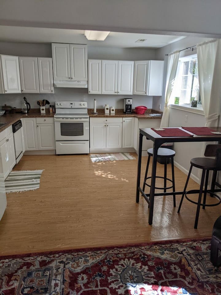 Private 1-bedroom With Full Kitchen And Dishwasher - Edmonds, WA