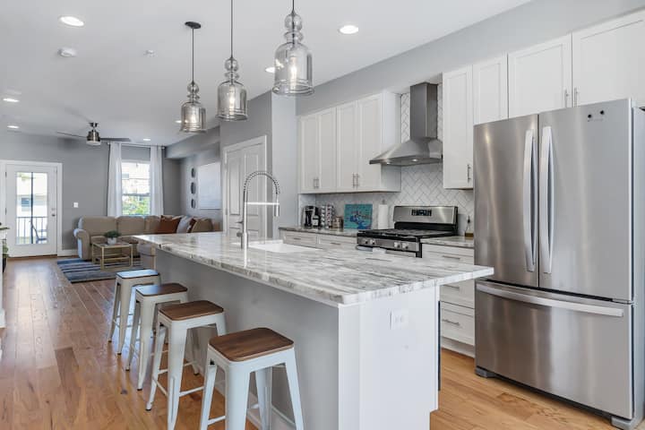 Regency Stays - Spacious Townhome W/ Rooftop Deck - Baltimore, MD