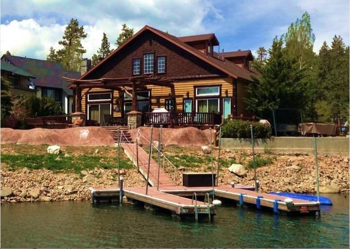Boulder Bay Lakefront. Dock, Hot Tub, Firepit 4k - ビッグ・ベアー・レイク, CA