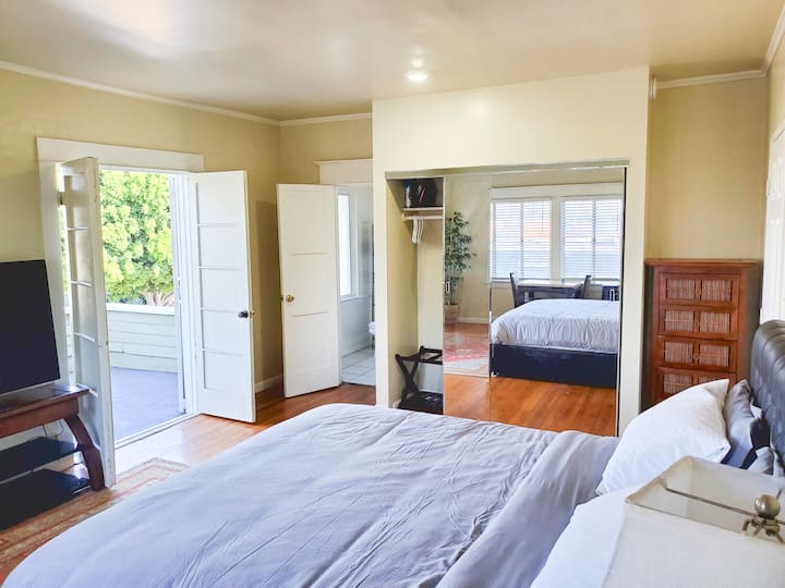 Spacious 2 Story W/ Views And Desirable Amenities - Hollywood, CA