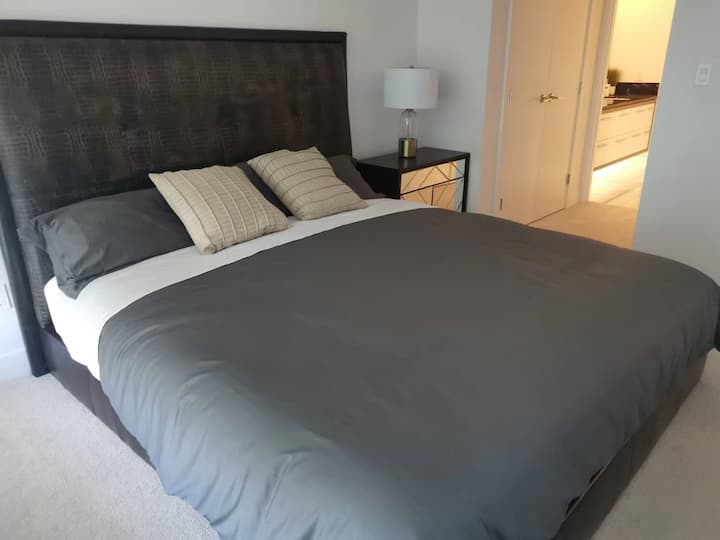 Top Luxury A/c Master Bedroom & Private Bathroom - Burnaby