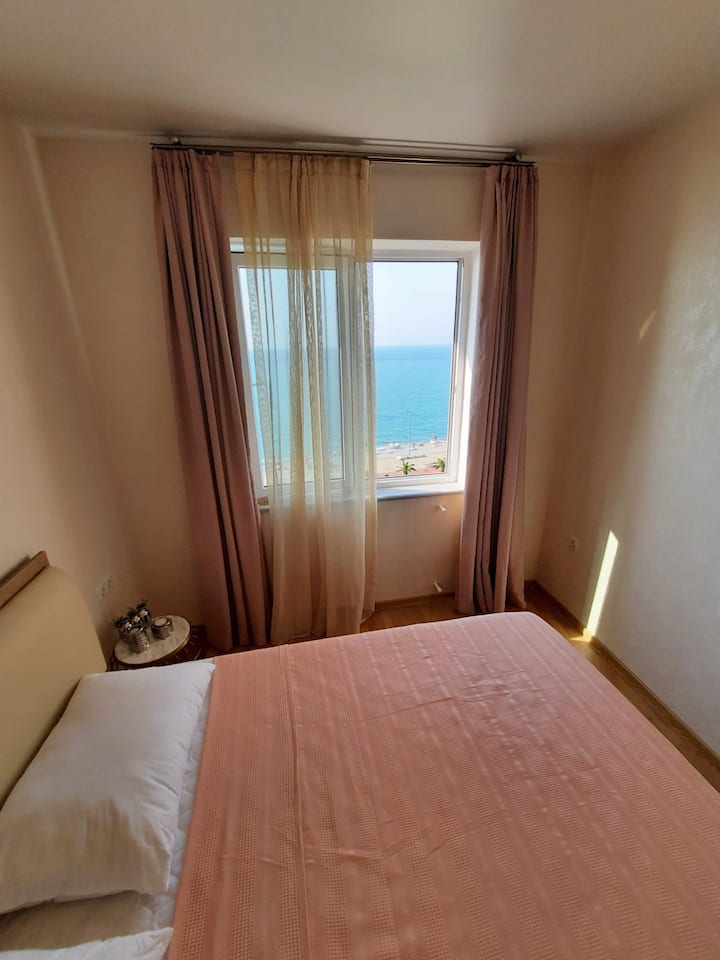 Spacious 2-bedroom Next To The Seaside & Boulevard - 巴統