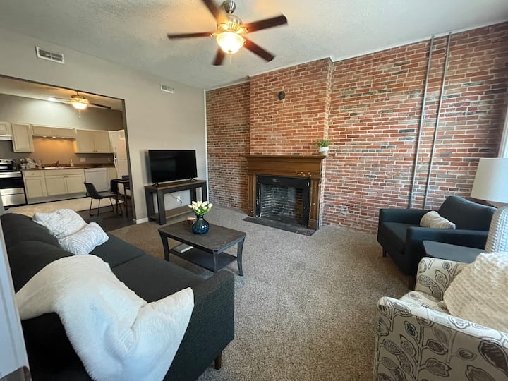 Lovely 3-bedroom Unit Downtown, On-premise Parking - Wakonda State Park, La Grange