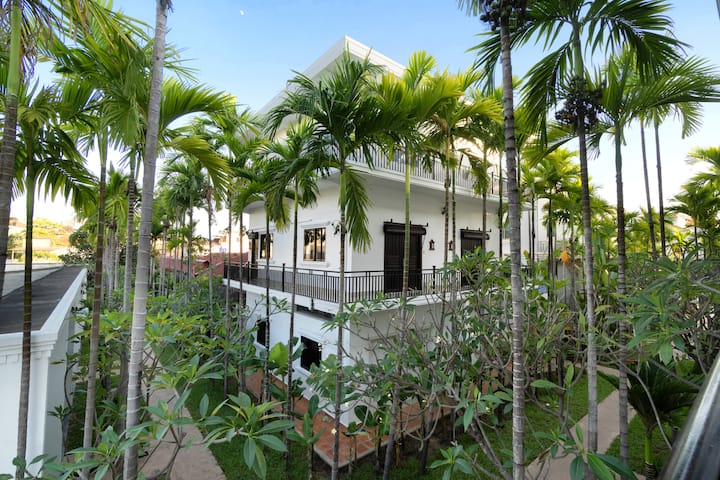 Jungle In The City Centre @Old Market, Pub Street - Cambodia