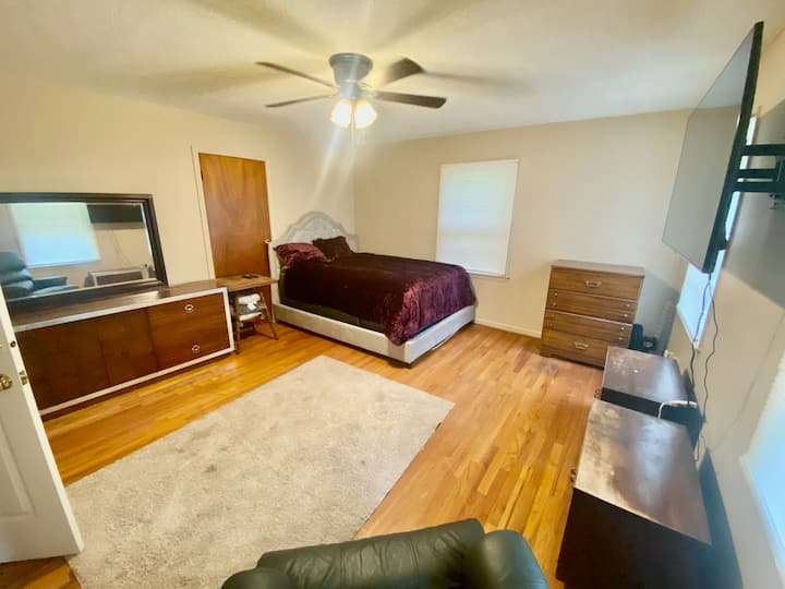 Fully Handicap Accessible Furnished Room - Greenwood, SC