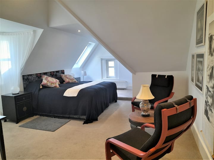 Super-king Ensuite Bedroom In Victorian Mansion - Galashiels