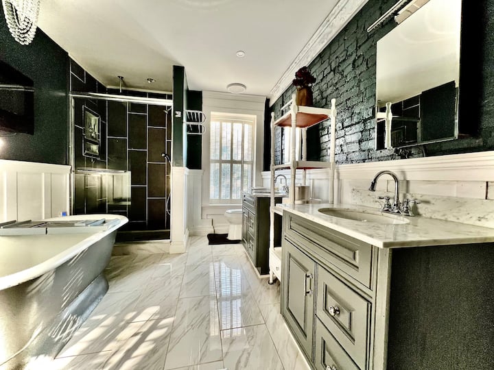 A Lux Hideaway In The Gem City - Dayton, OH