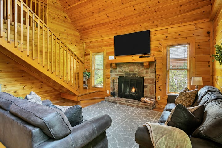 Nice Cabin, Sleeps 8, Arcade Games & Hot Tub! - Douglas Lake, TN