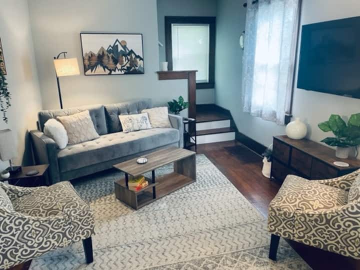 Cozy & Calm 2-bedroom Home W/ Dedicated Workspace - Fort Wayne, IN