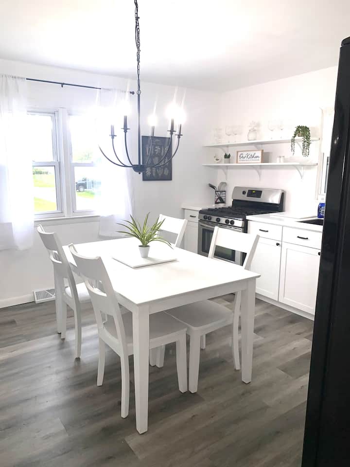 Cheerful 3-bedroom Home Two Miles From Downtown - Indianapolis, IN