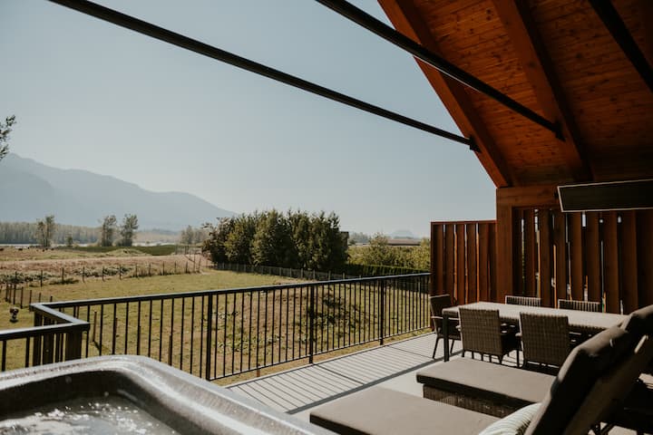 Homestead Chalet-private Hot Tub, Deck, Kitchen - Harrison Hot Springs