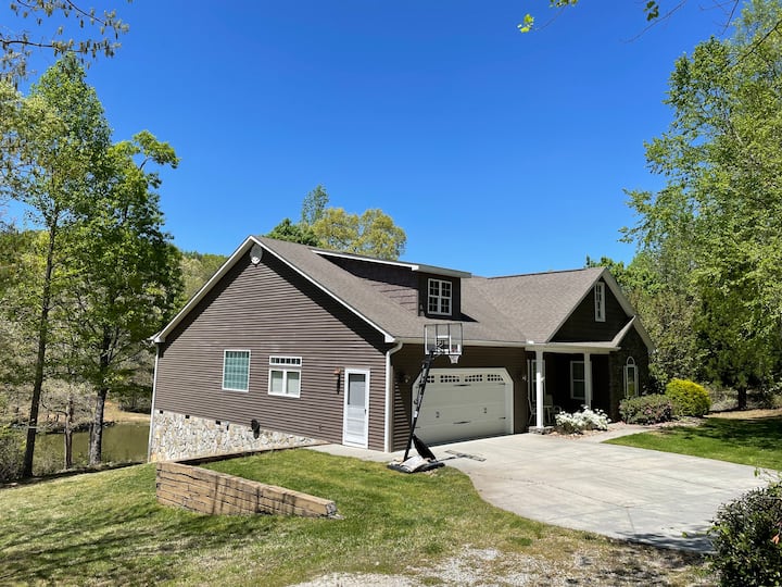 Mountain Home On Pond With Dock - Table Rock State Park, Pickens
