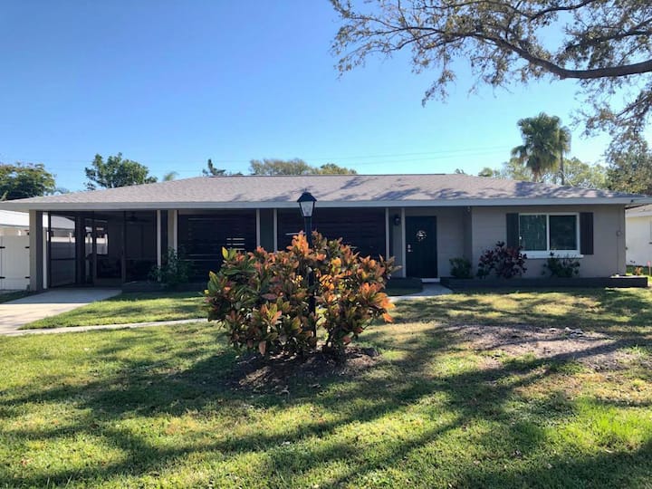 Charming Coastal Oasis 2 Bed/2 Bath Cottage - Sarasota, FL