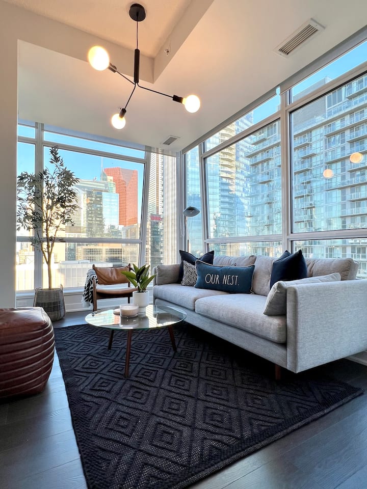 Central 2 Bedroom Condo Near Shangri-la Hotel - Toronto