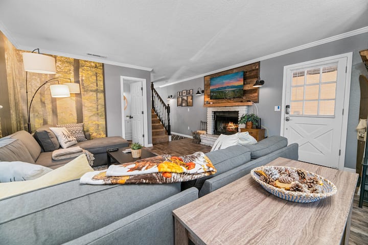 Modern & Unique 2 Story/2 Queen/1 King/2 Bath - Big Bear Lake, CA