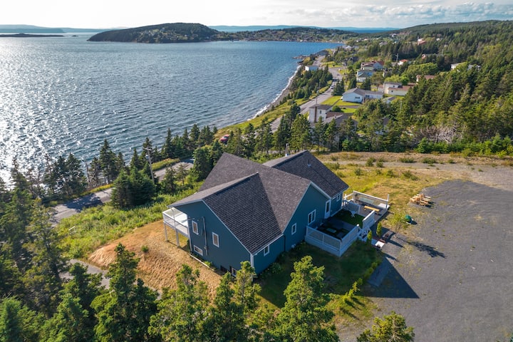 Spacious 4-bedroom Oceanfront Home - Newfoundland and Labrador