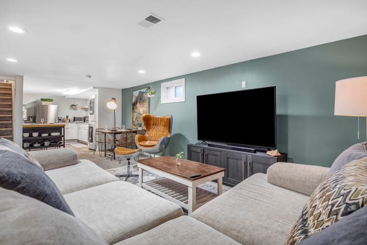 Denver Private Suite Hot Tub & Ping-pong 2bd 1ba - Thornton, CO