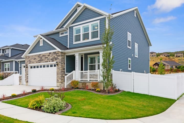 Beautiful, Cozy Home Above The Rest! - Lehi, UT