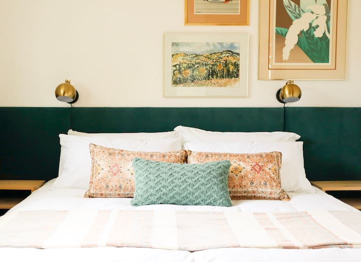 2 Bdrm Boho Dreams Suite W Queen +{King Or 2twins} - Edmonton, Canada