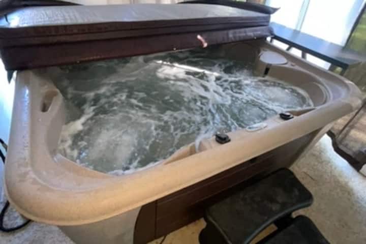 Luxury Getaway - Entire Home -Hot Tub-westheimer - Houston, TX