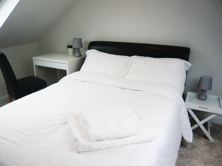 En Suite Double Bed Private Loft Bedroom In Bath - Bradford-on-Avon