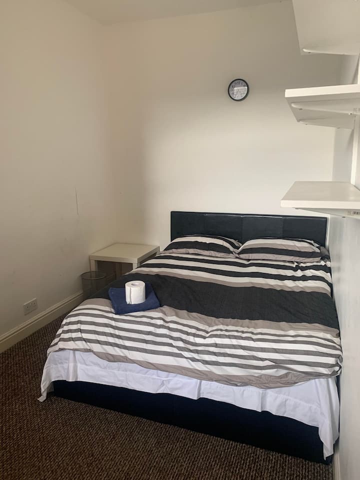 Private And Quiet Room With King Size Bed - 코번트리