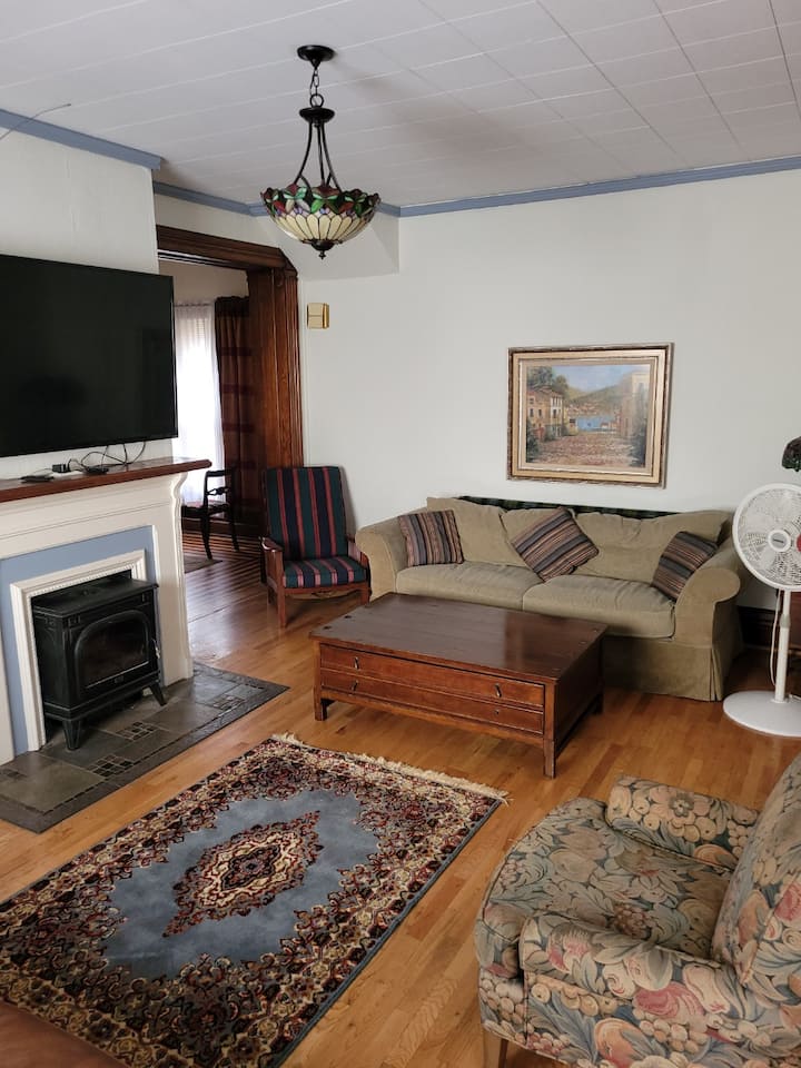 Convenient And Spacious 2 Br Lower Floor Unit - Lansing, MI